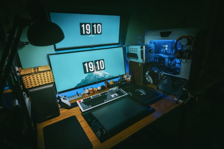 Gaming Room Setup Ideas: 26 Awesome PC and Console Setups | HGG